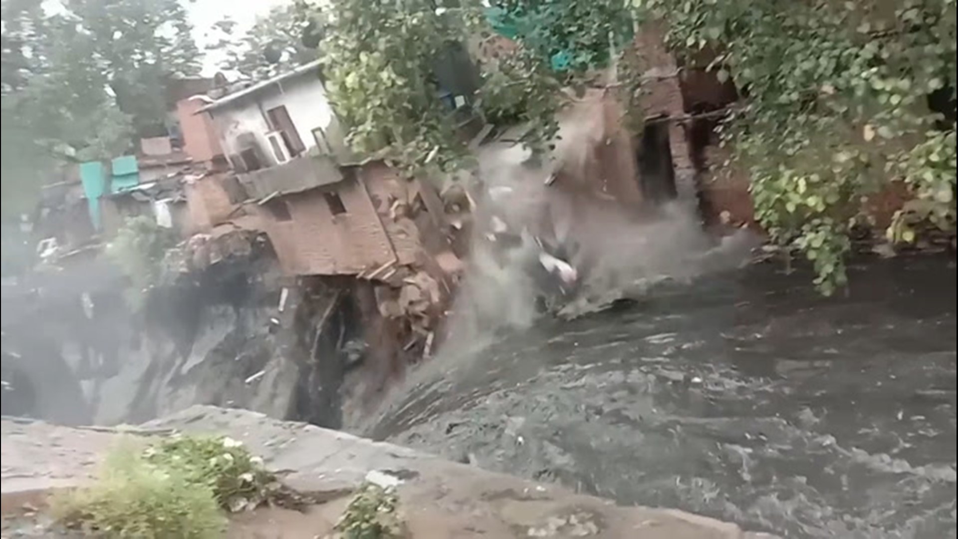 Building collapses as flooding sweeps through India | 11alive.com