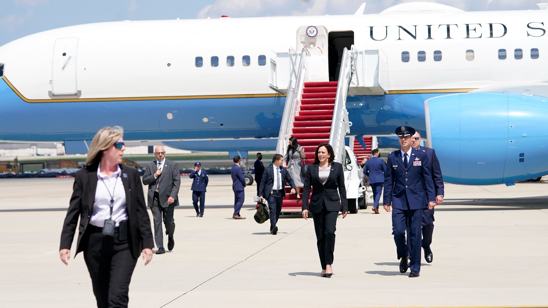 Kamala Harris plane forced to return over 'technical issue' | 11alive.com