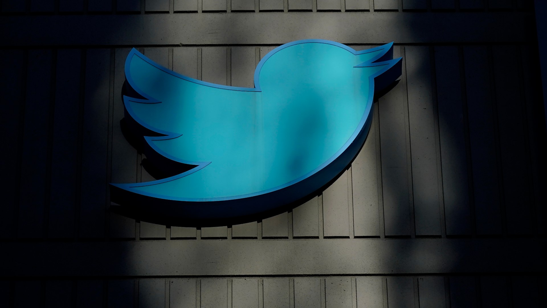 Twitter relaunches subscriber service, debuts gold checkmarks | 11alive.com