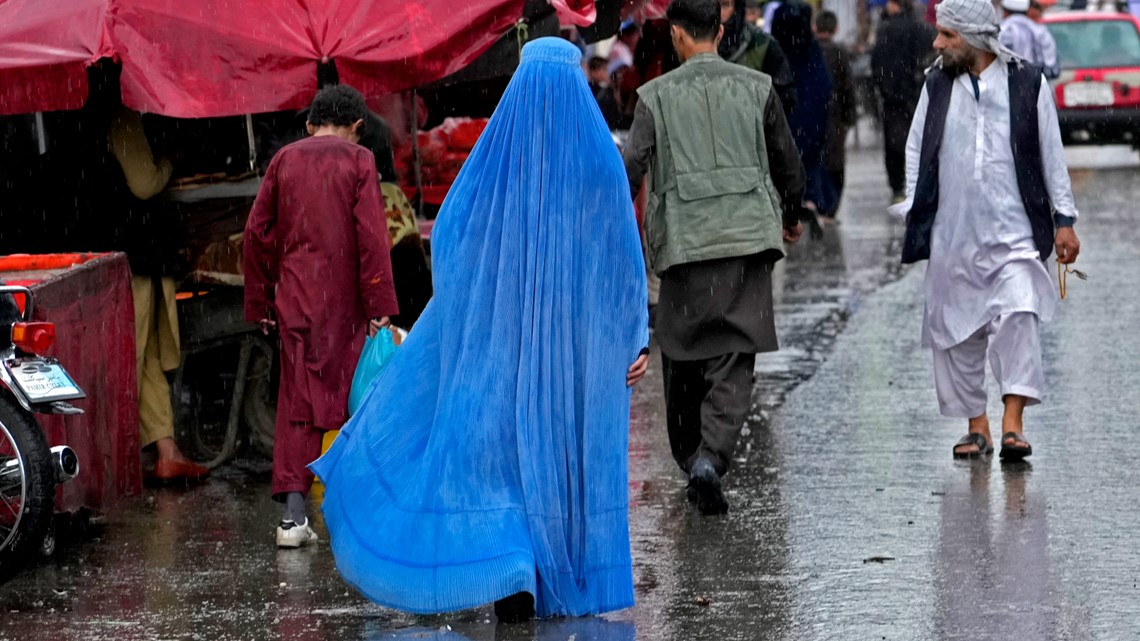 Afghanistan's Taliban order women to wear burqa in public | 11alive.com