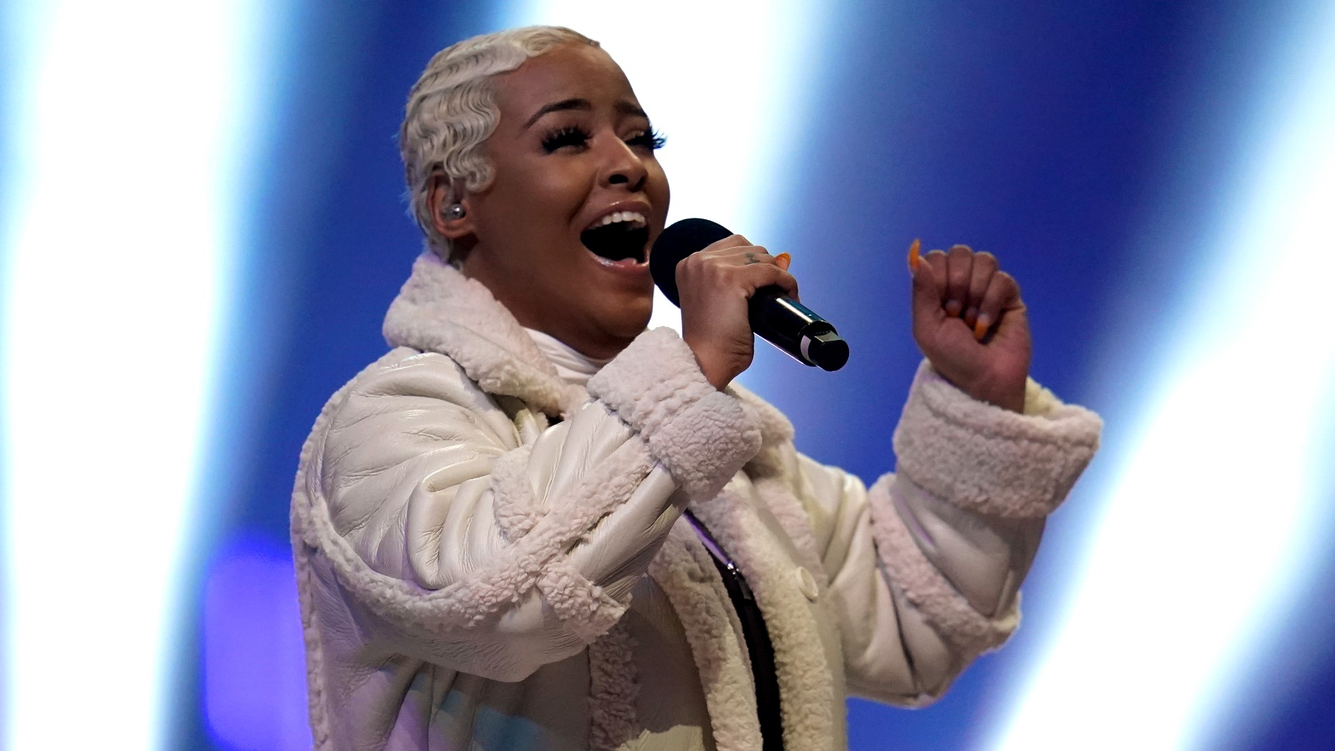 Gospel singer nearly kicked off Delta flight for singing | 11alive.com