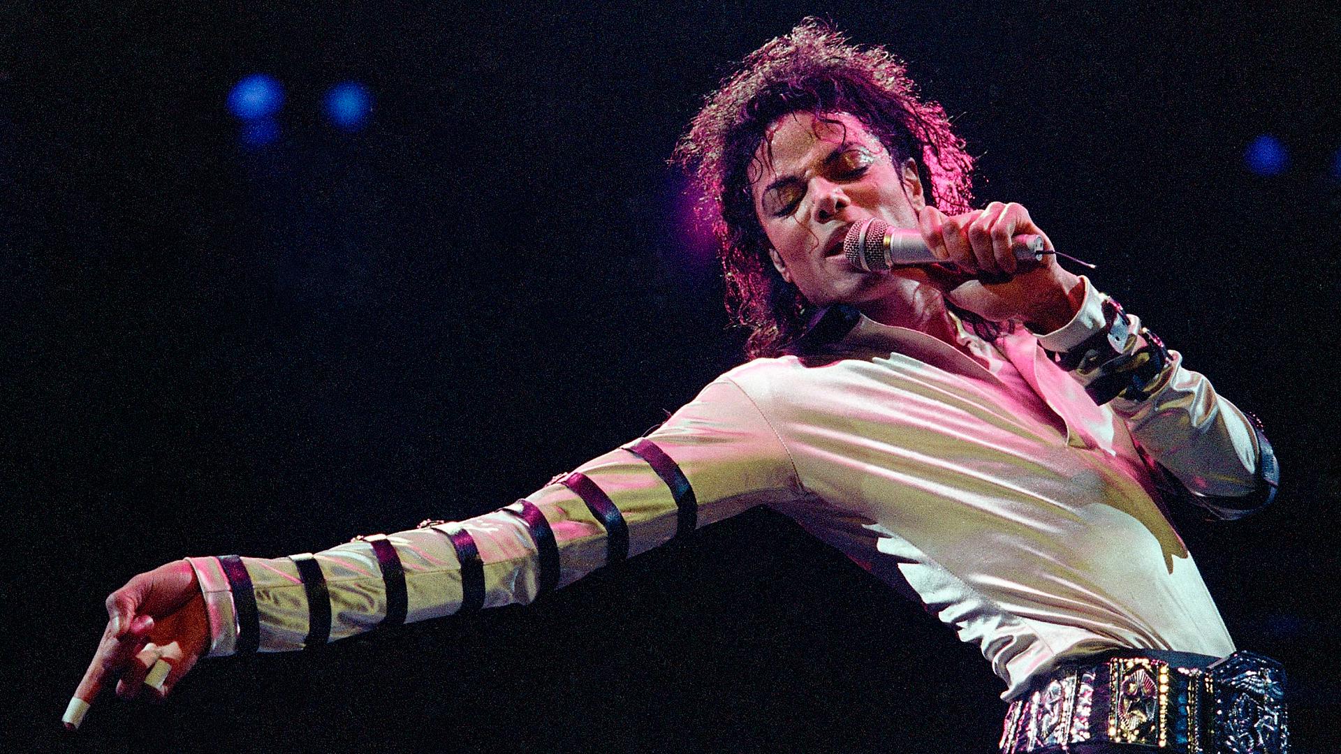 'Billie Jean' tops Billboard's global charts more than 40 years after ...