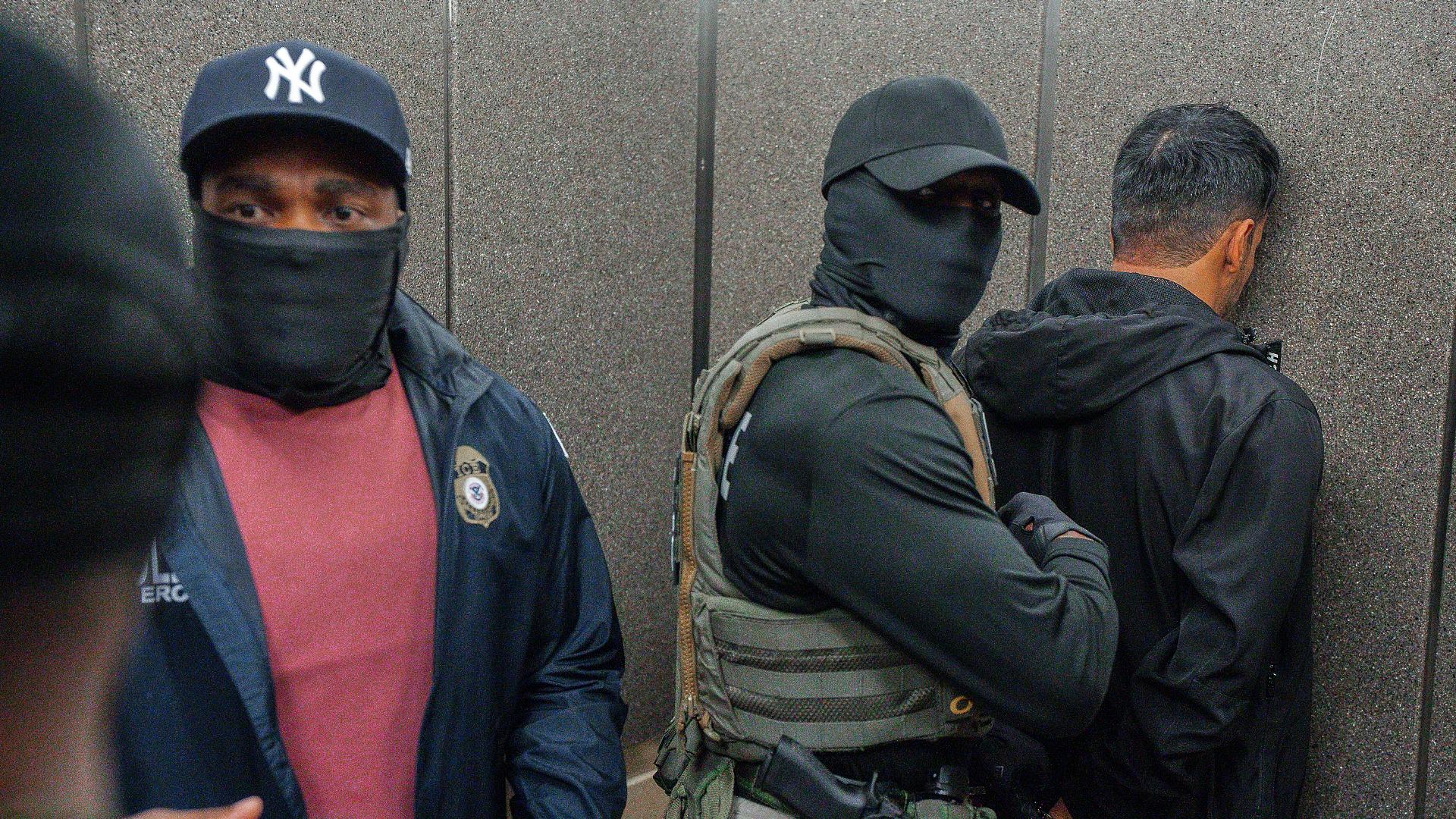 Volunteers aid immigrants facing ICE arrest after court hearings ...