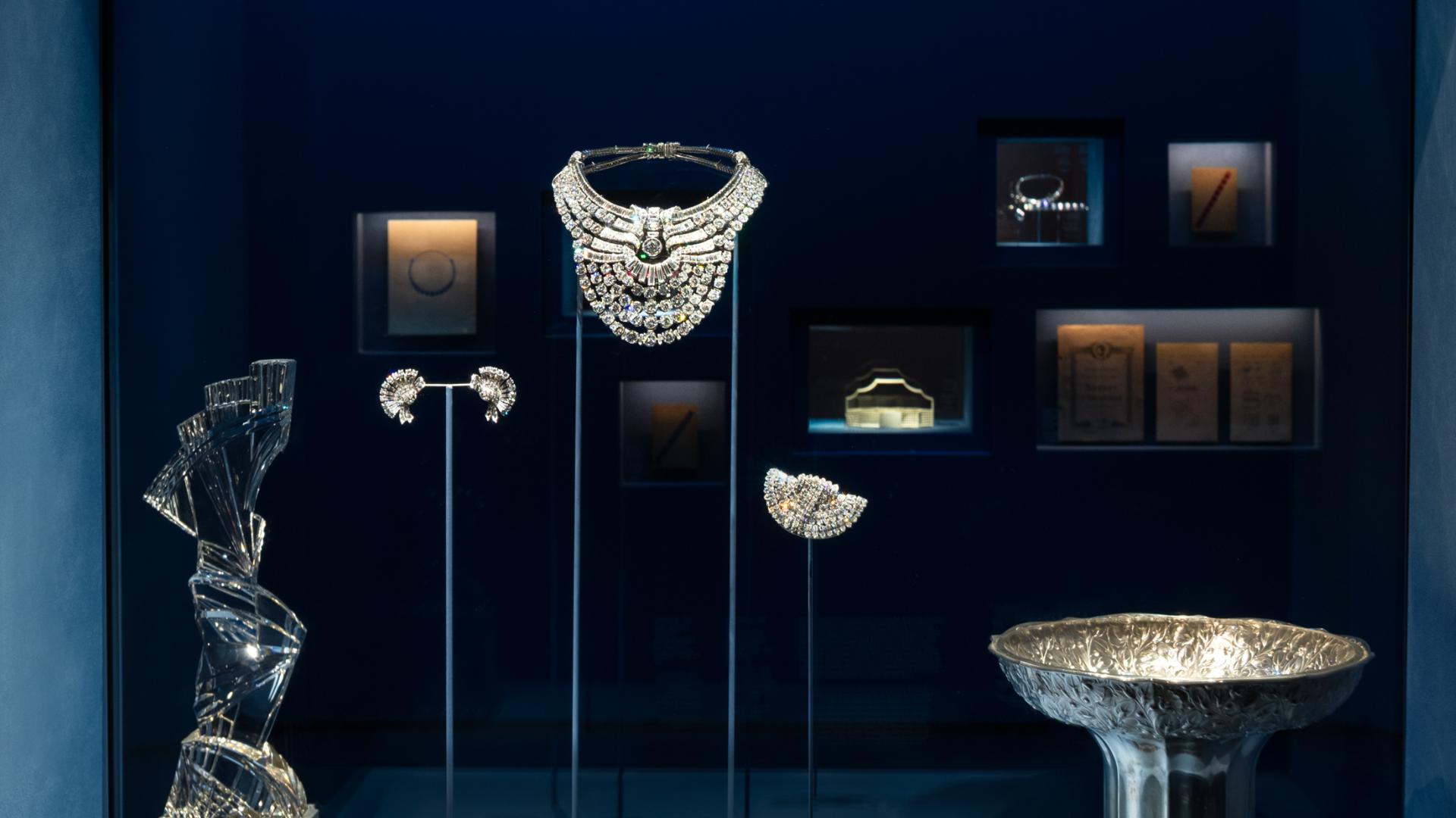 Austrian police search for two men who stole diamond necklace in midday ...