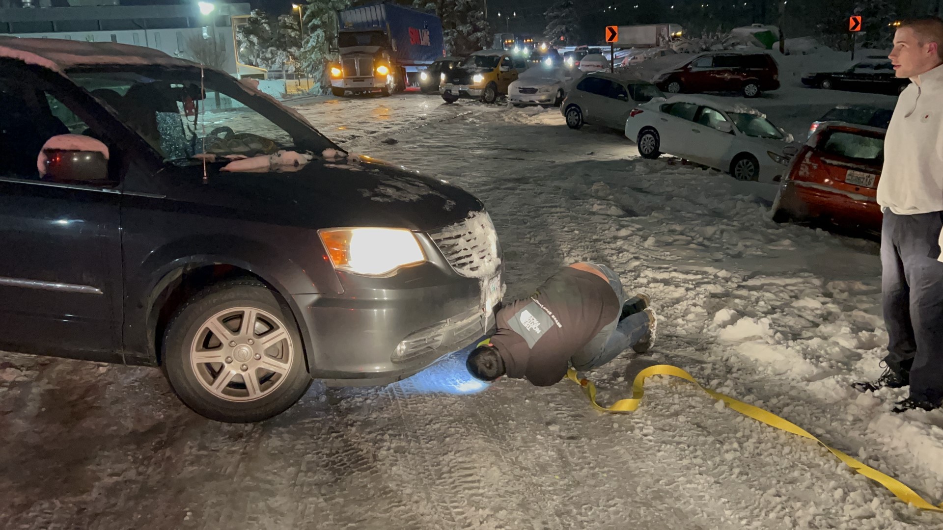 Portland man frees over 20 vehicles stuck on icy road | 11alive.com
