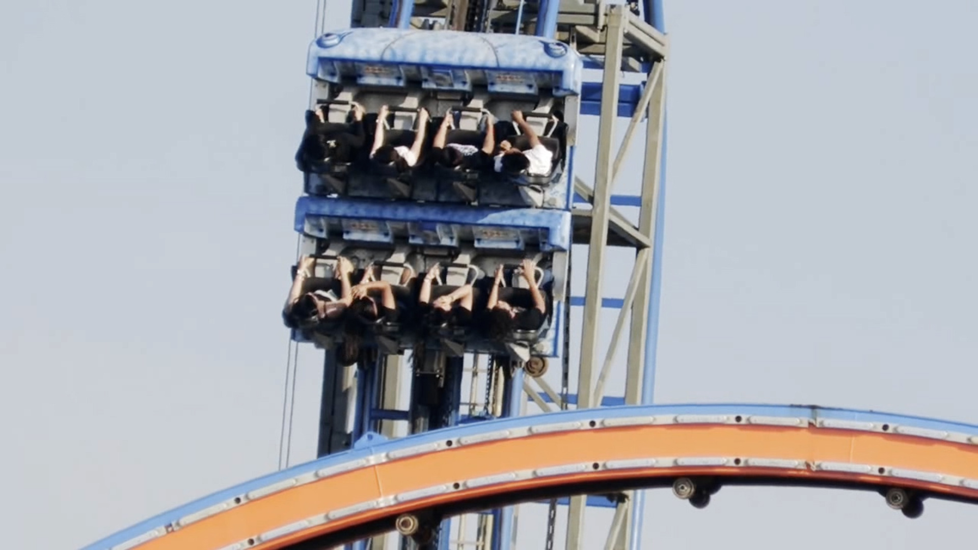 Riders get stuck on 100-foot high roller coaster in Texas before daring ...