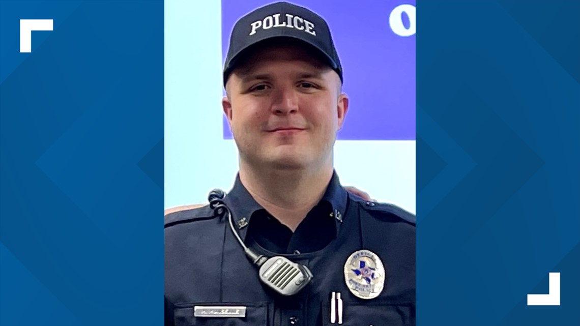 Officer praised after saving man stranded on top of sinking car ...