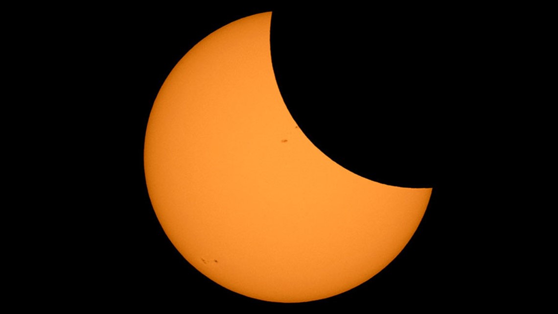 Woman has crescent-shaped eye damage from the eclipse | 11alive.com