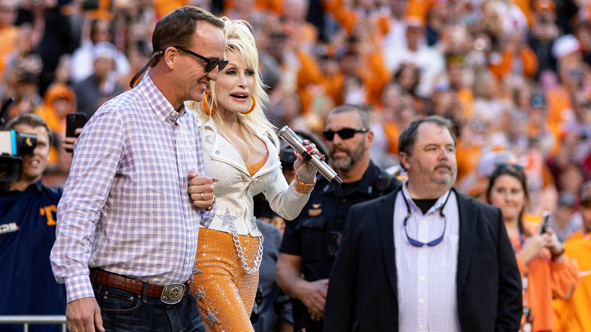 Dolly Parton sings Rocky Top at Neyland Stadium | 11alive.com