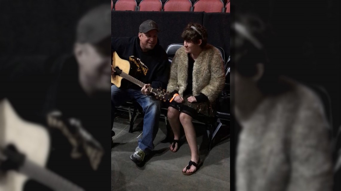 Garth Brooks sings duet with fan, heartwarming moment caught on camera ...
