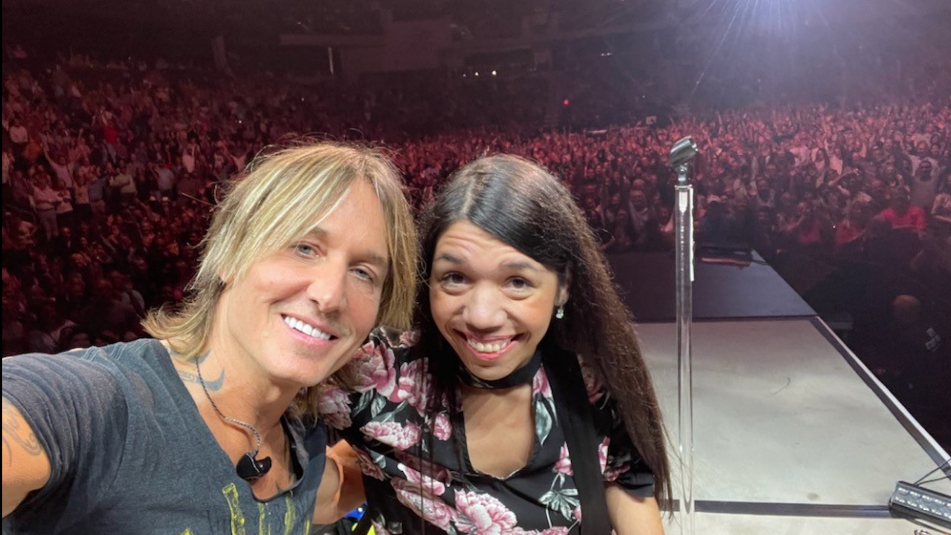 Keith Urban plays with fan on stage in Georgia | 11alive.com