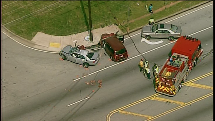 1 dead in wreck on Covington Highway Friday afternoon | 11alive.com