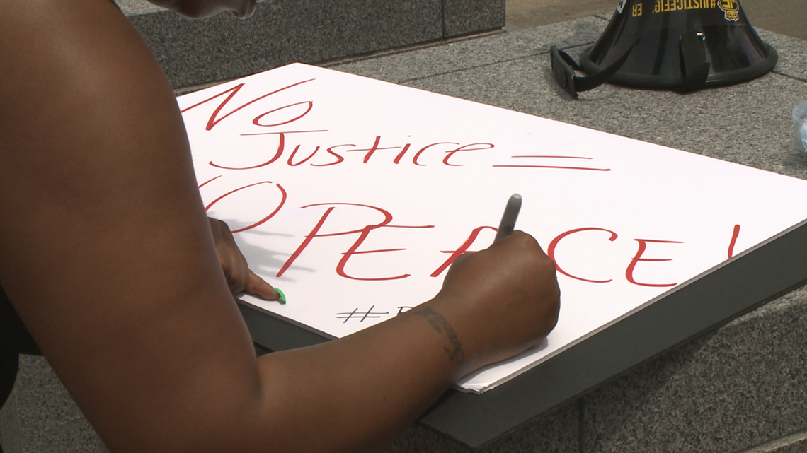 Looting and fires set near Lenox Mall amid Atlanta protests | 11alive.com