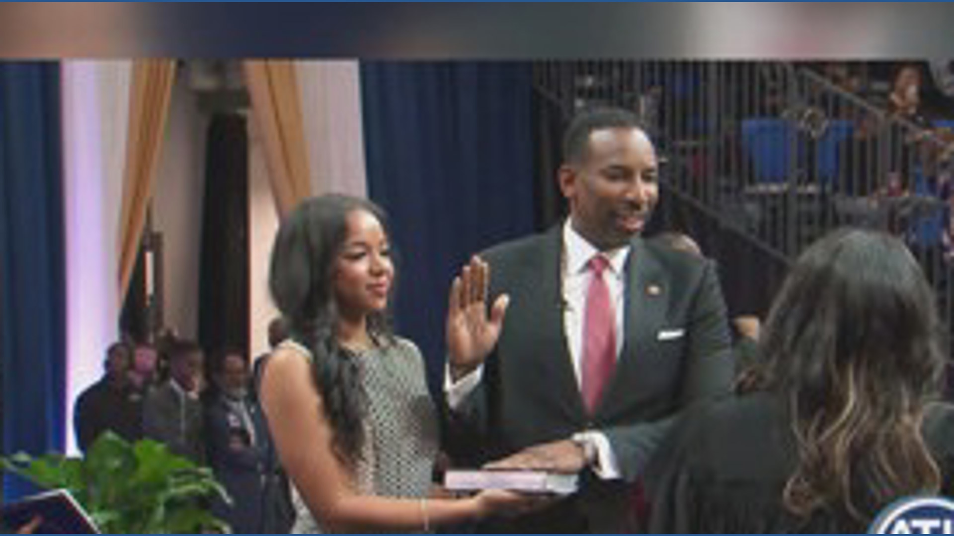 Mayor Andre Dickens sworn in for second term with daughter by his side ...