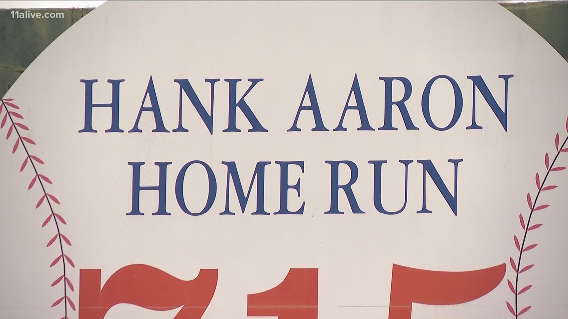 Baseball fans pay their respects to Hank Aaron at site where he hit his ...