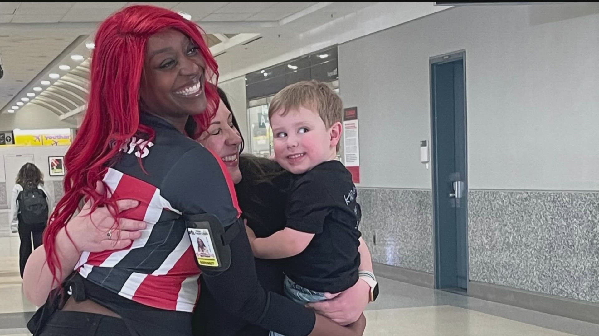 Viral video of TGI Fridays waitress at Atlanta airport helping mother ...