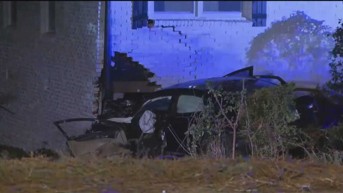 Driver seriously injured after crashing car into home in Decatur ...