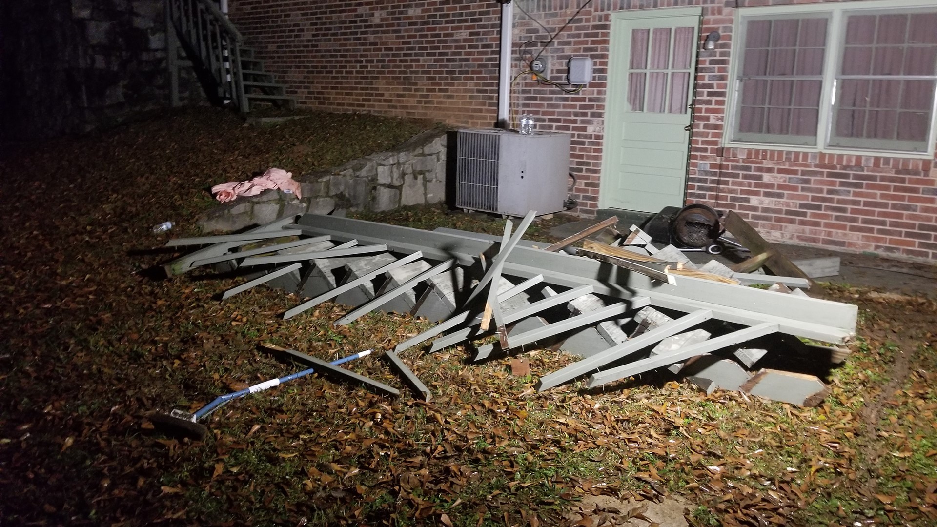 Holiday picture session turns horrific when deck collapses | 2 victims ...