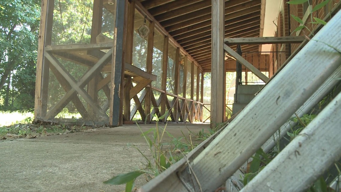 Landlord showing home discovers dead body | 11alive.com