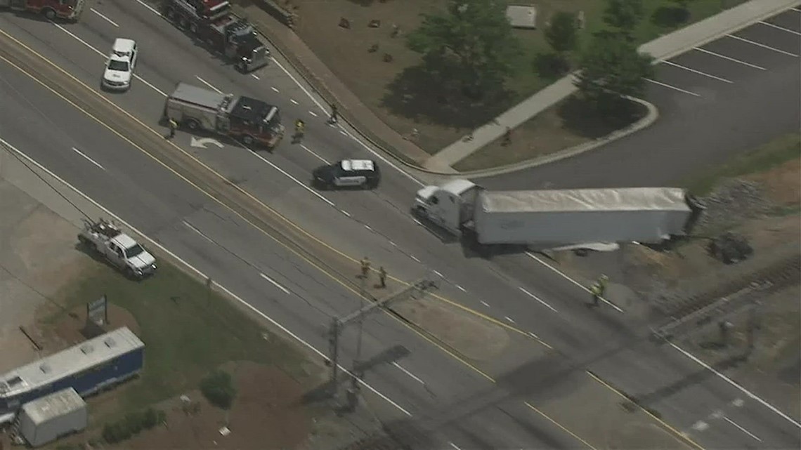 Tractor-trailer crashes into train in Suwanee | 11alive.com