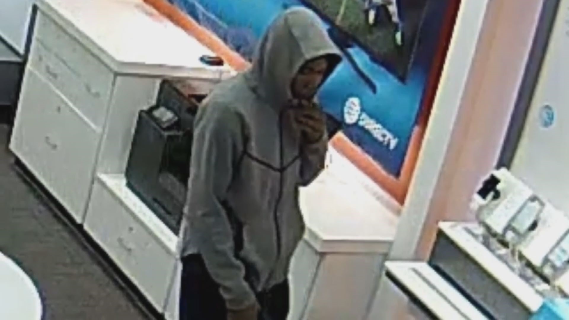 Suspects steal 200 Apple products in AT&T armed robbery | 11alive.com