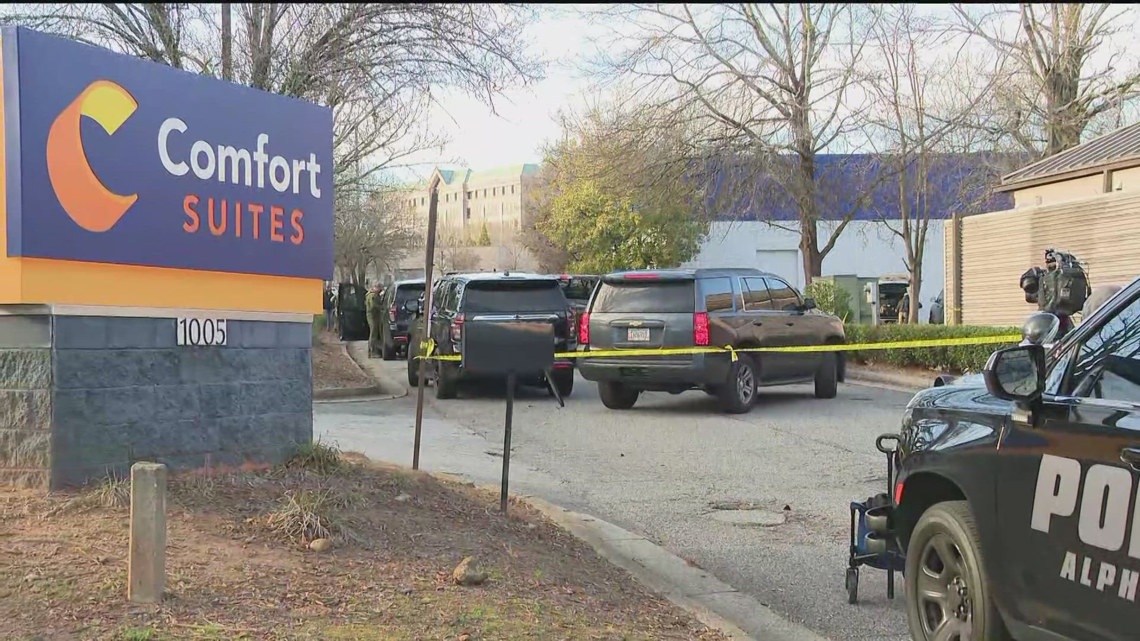 Murder suspect barricaded inside Alpharetta hotel taken into custody ...