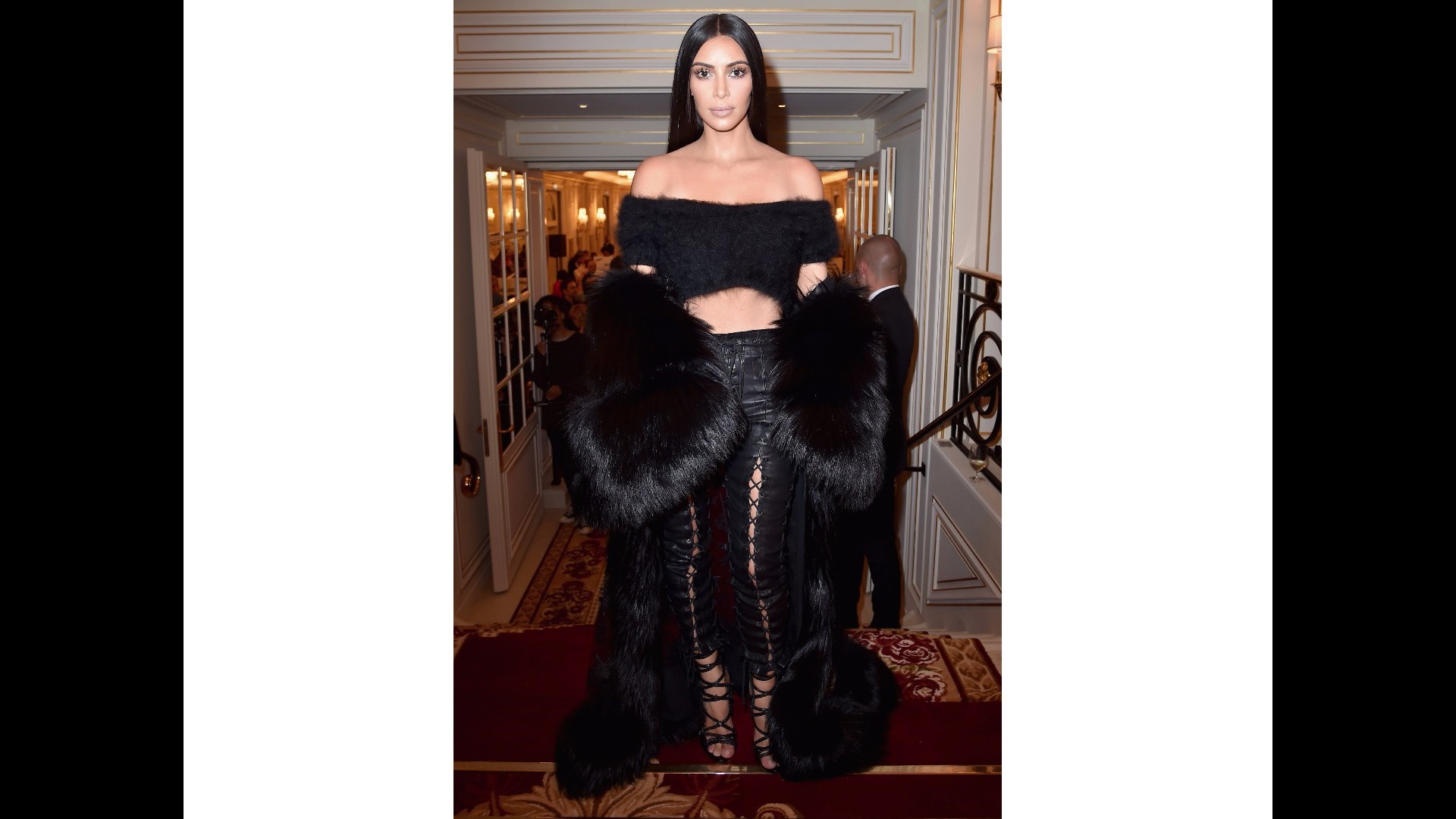 Kim Kardashian West held up at gunpoint in her Paris hotel room ...