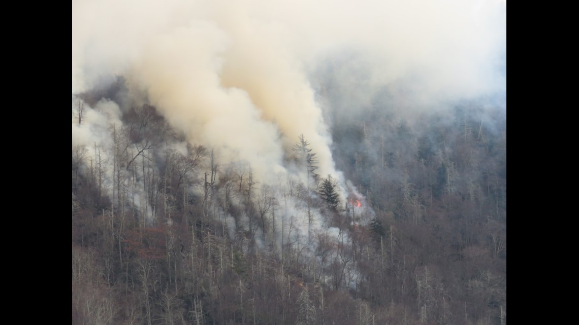 Growing Chimney Tops fire sends smoke & ash into Gatlinburg | 11alive.com