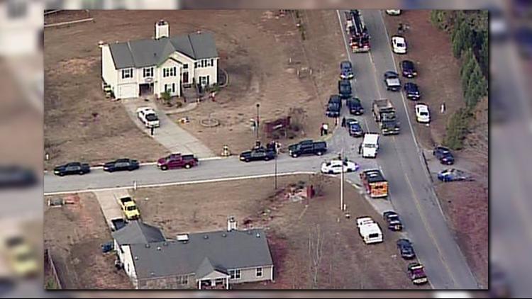 PHOTOS: Gwinnett police, SWAT teams surround house | 11alive.com