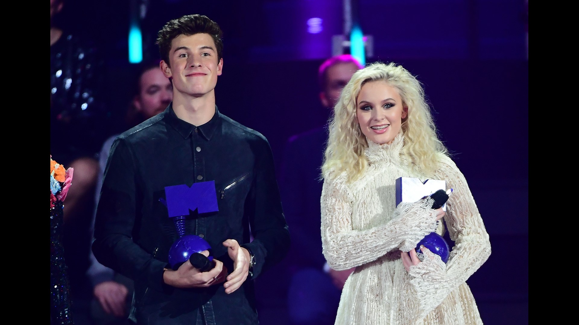 Singer Shawn Mendes spreads cheer at CHOA | 11alive.com