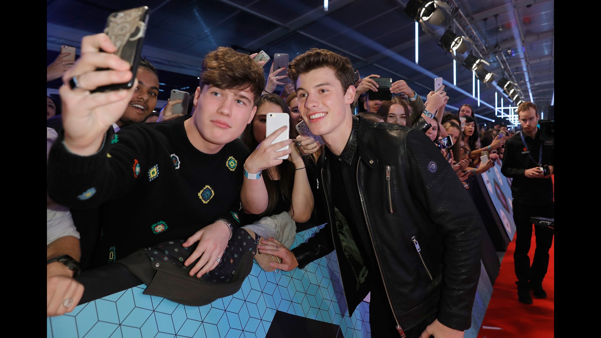 Singer Shawn Mendes spreads cheer at CHOA | 11alive.com