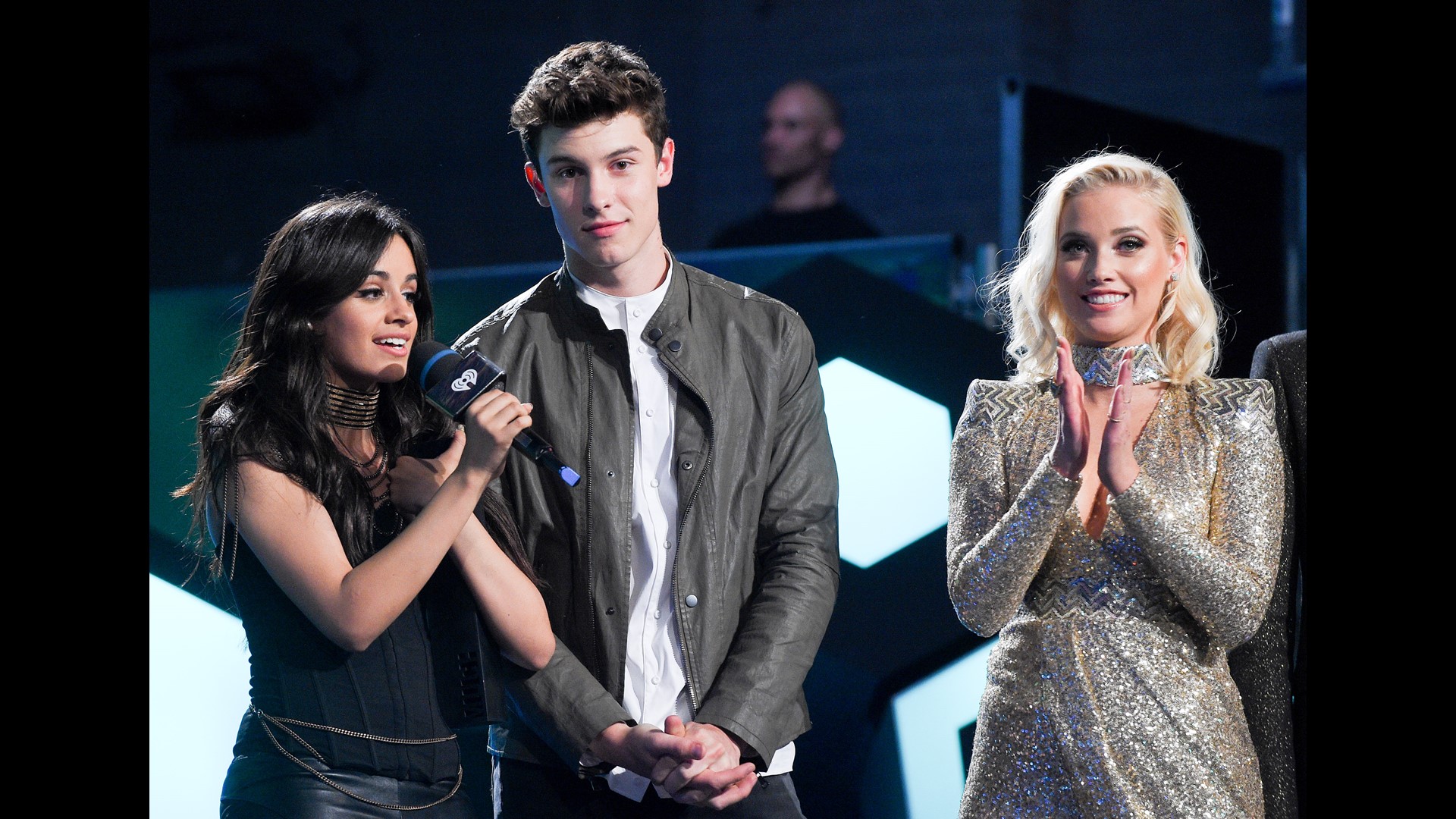 Singer Shawn Mendes spreads cheer at CHOA | 11alive.com