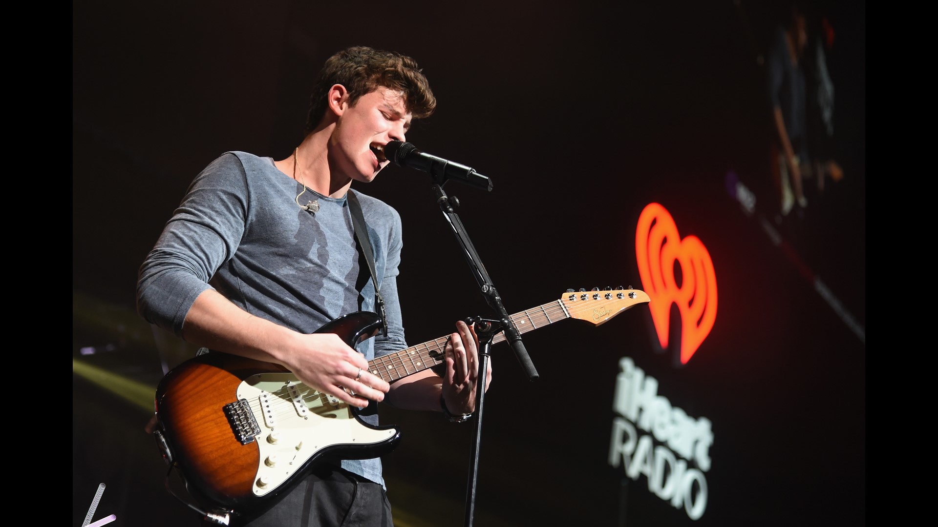 Singer Shawn Mendes spreads cheer at CHOA | 11alive.com