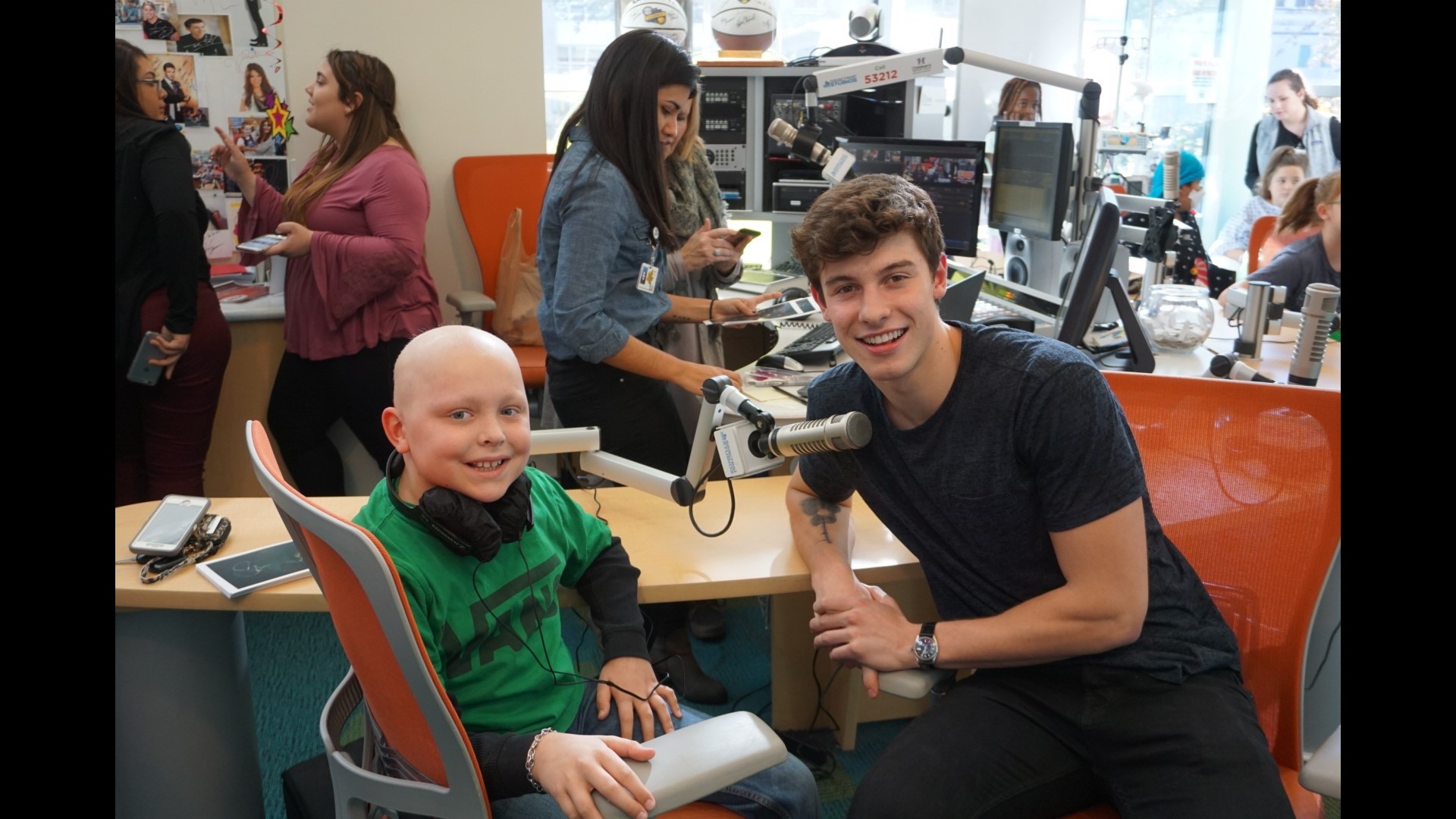 Singer Shawn Mendes spreads cheer at CHOA | 11alive.com