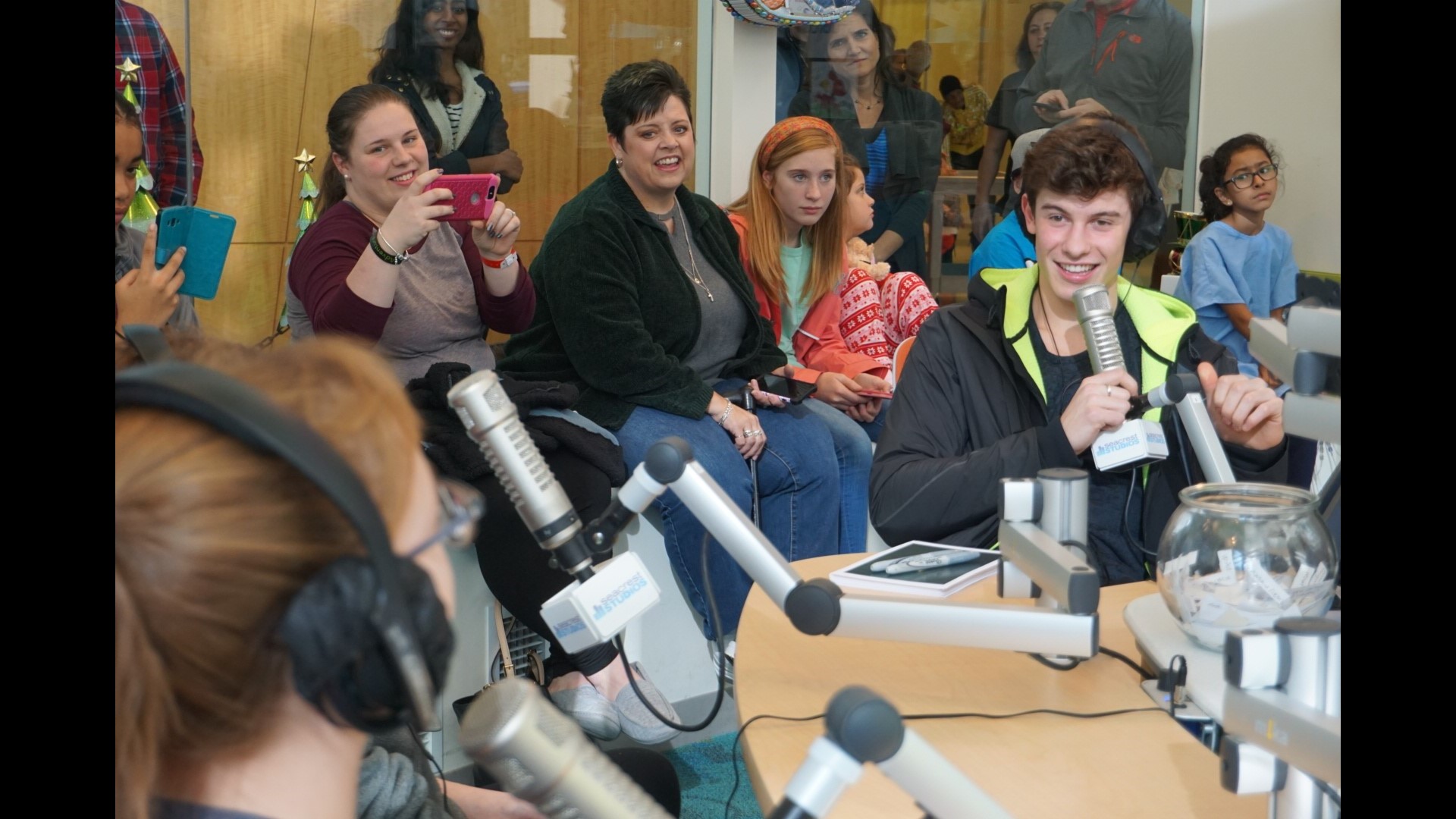 Singer Shawn Mendes spreads cheer at CHOA | 11alive.com