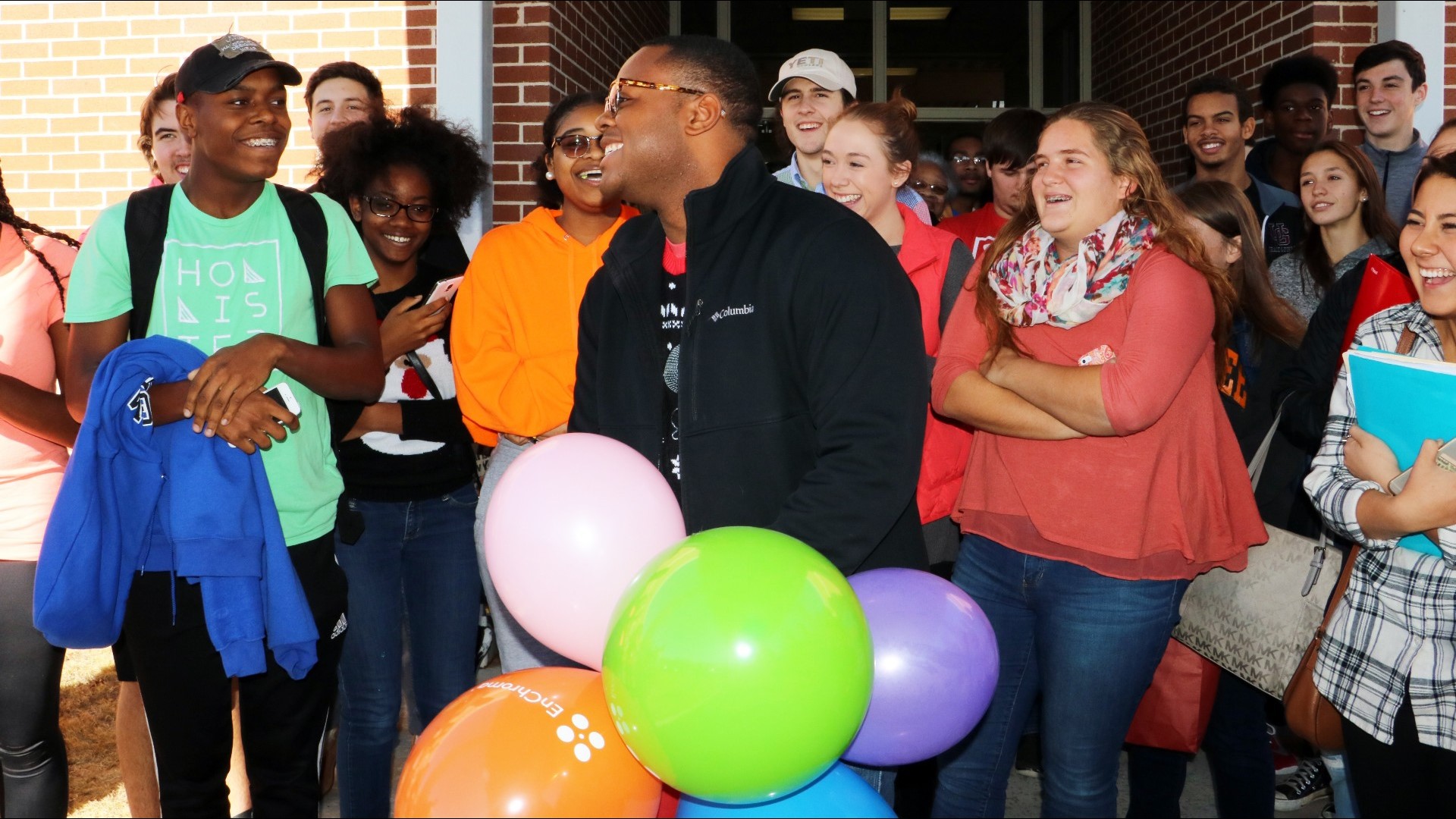 VIDEO: Color blind student sees for the very first time during class ...