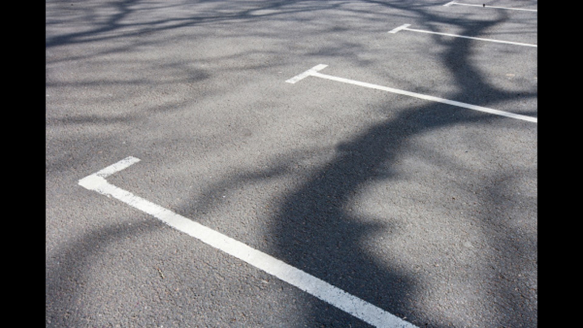 3-year-old dies after being pinned between cars in parking lot ...