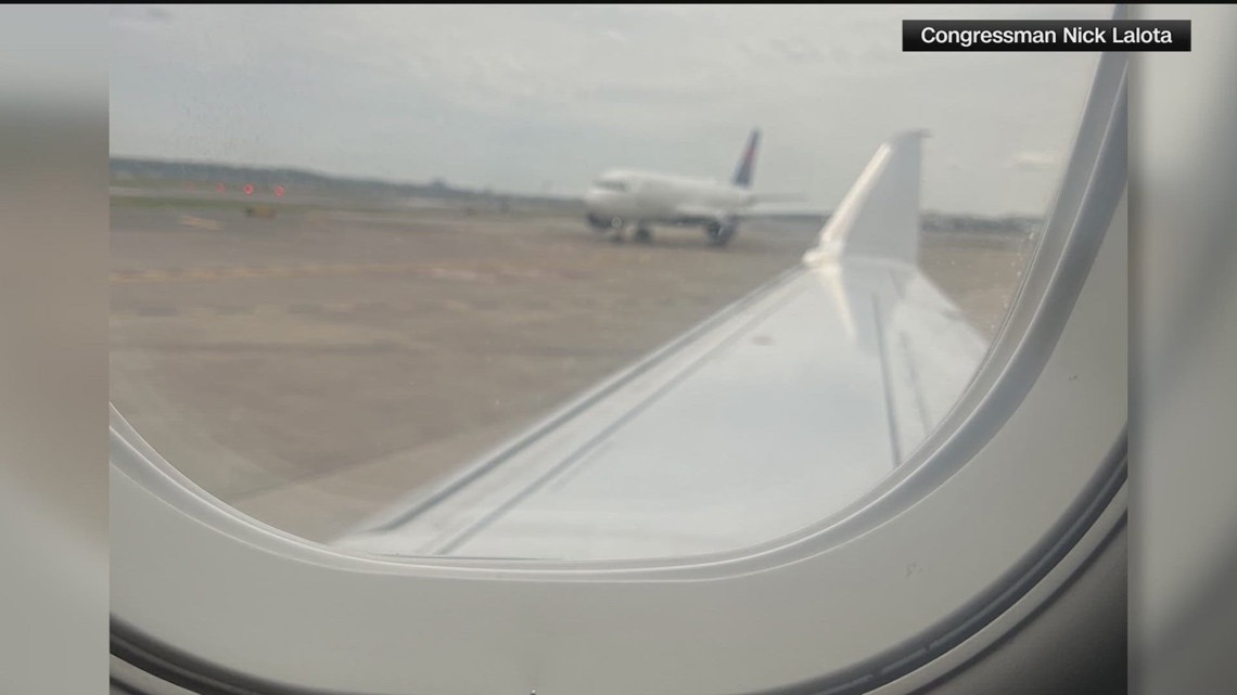 Plane bumps into wing at Reagan National Airport | 11alive.com