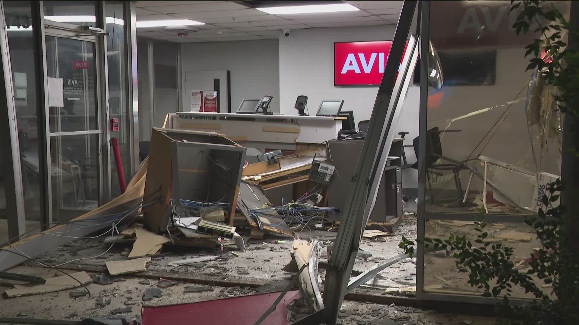 Car crashes into Downtown Atlanta building | 11alive.com
