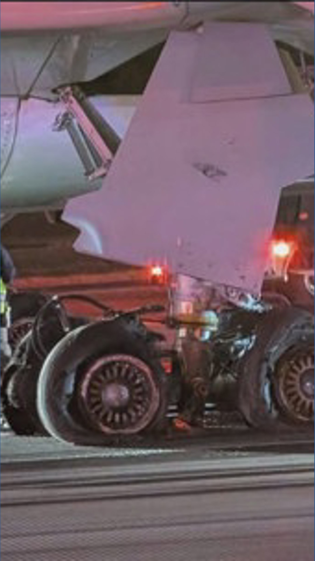 Tires blow out on plane landing at Atlanta airport | 11alive.com