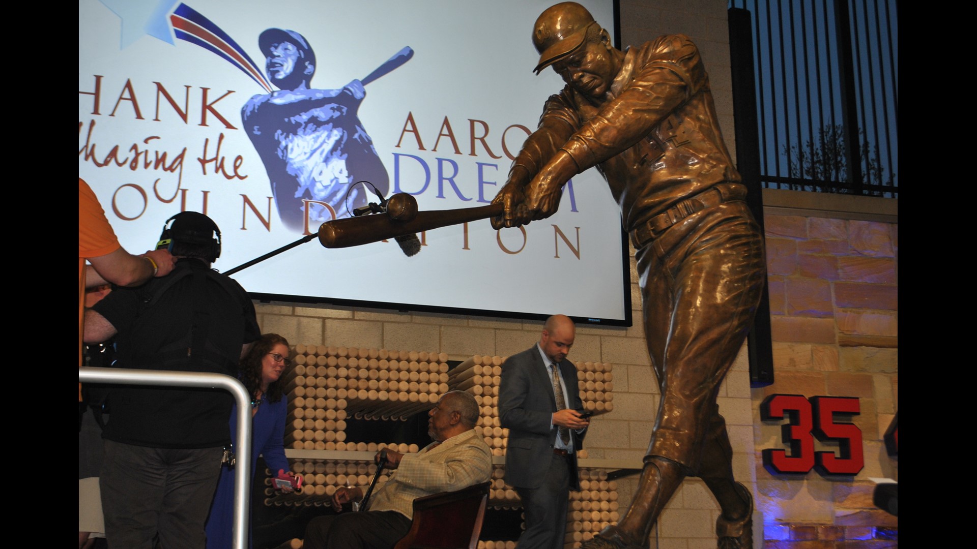 Hank Aaron honored with new statue at SunTrust Park | 11alive.com