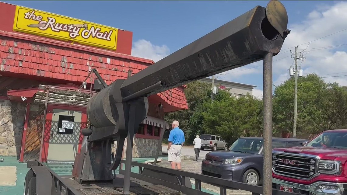 Rusty Nail Pub customers say goodbye to beloved Buford Highway bar ...