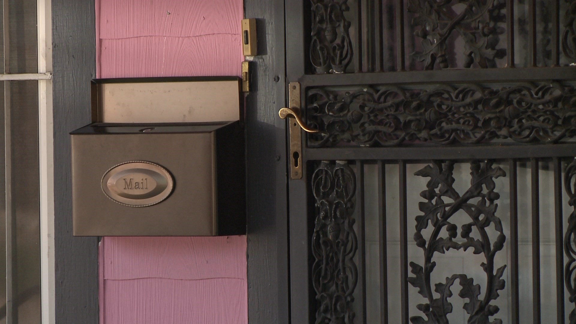 The pink 'Trap House' is coming back ... this time haunted | 11alive.com