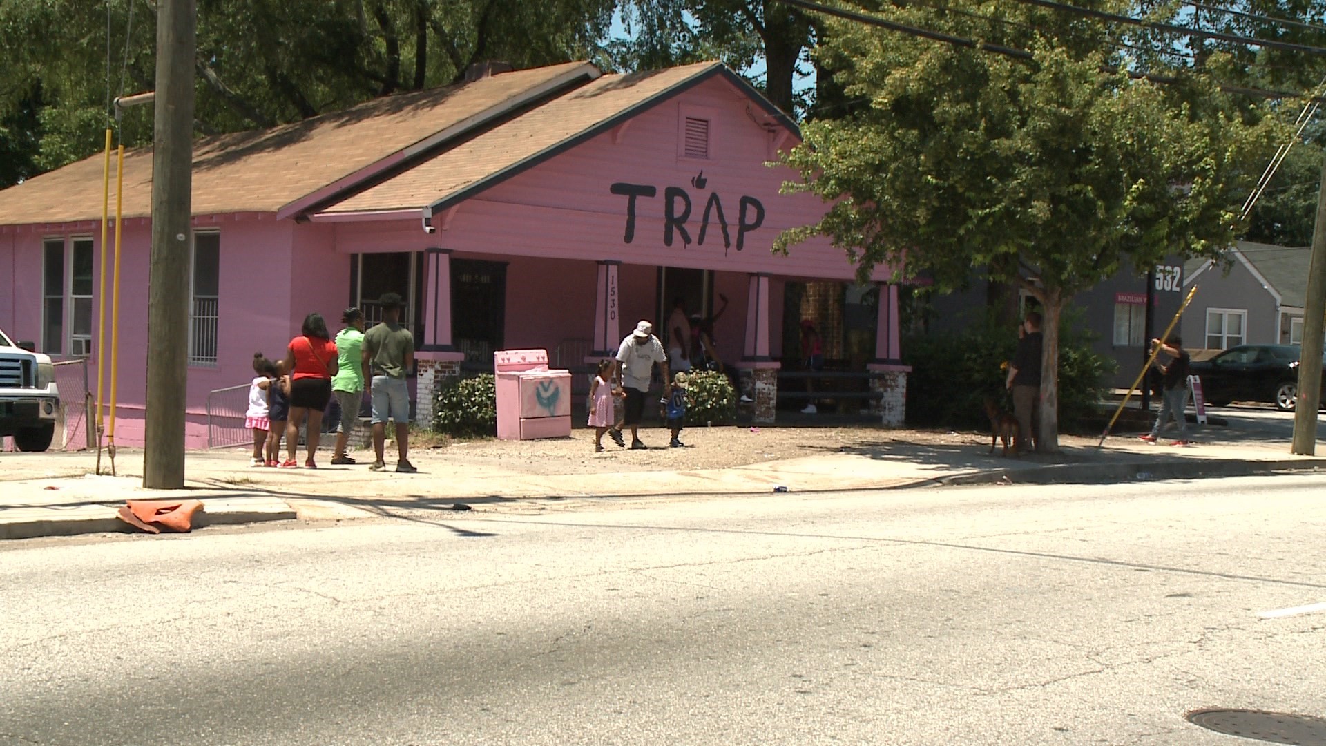 The pink 'Trap House' is coming back ... this time haunted | 11alive.com