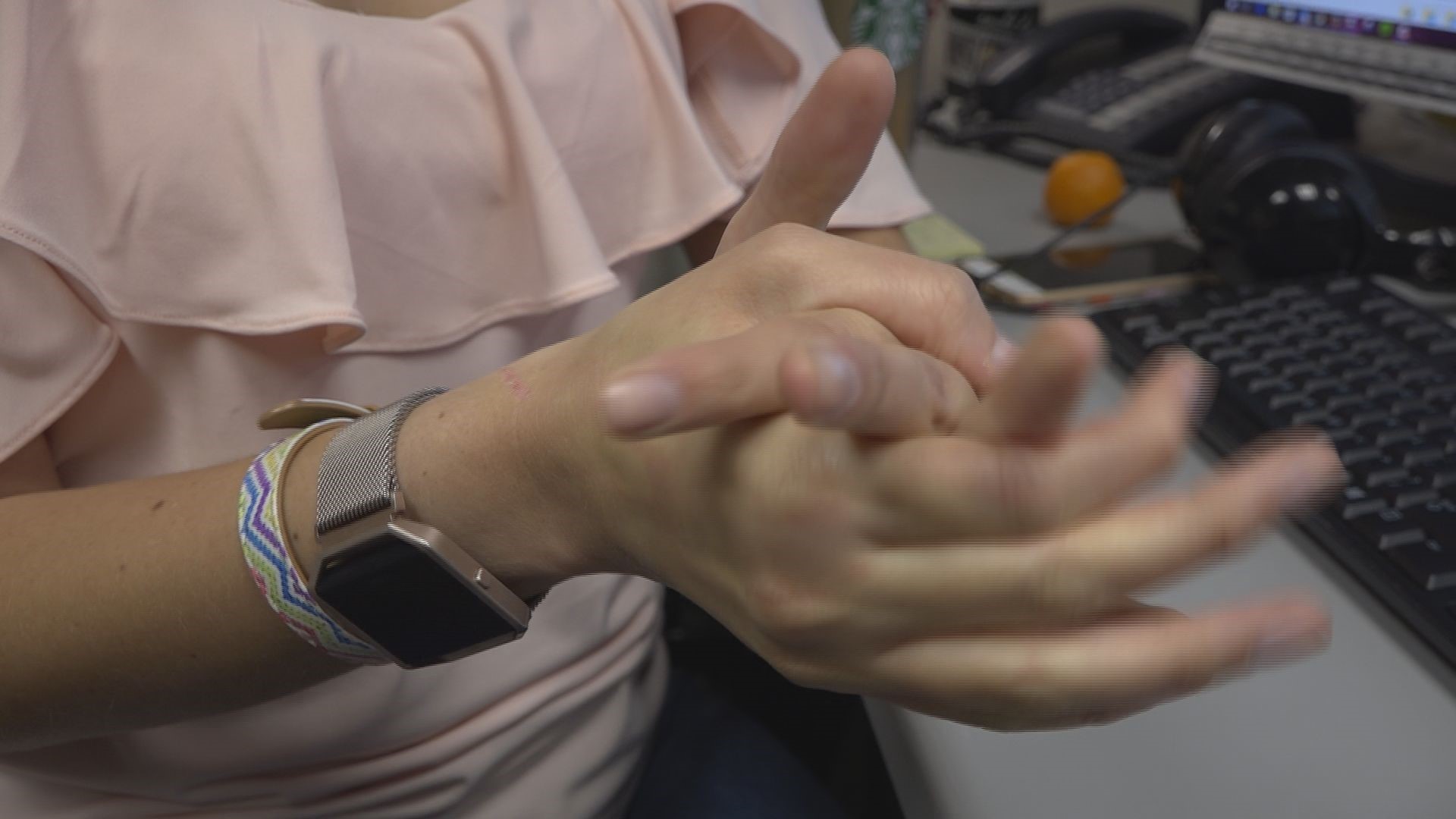 VERIFY: Does popping your knuckles cause arthritis? | 11alive.com