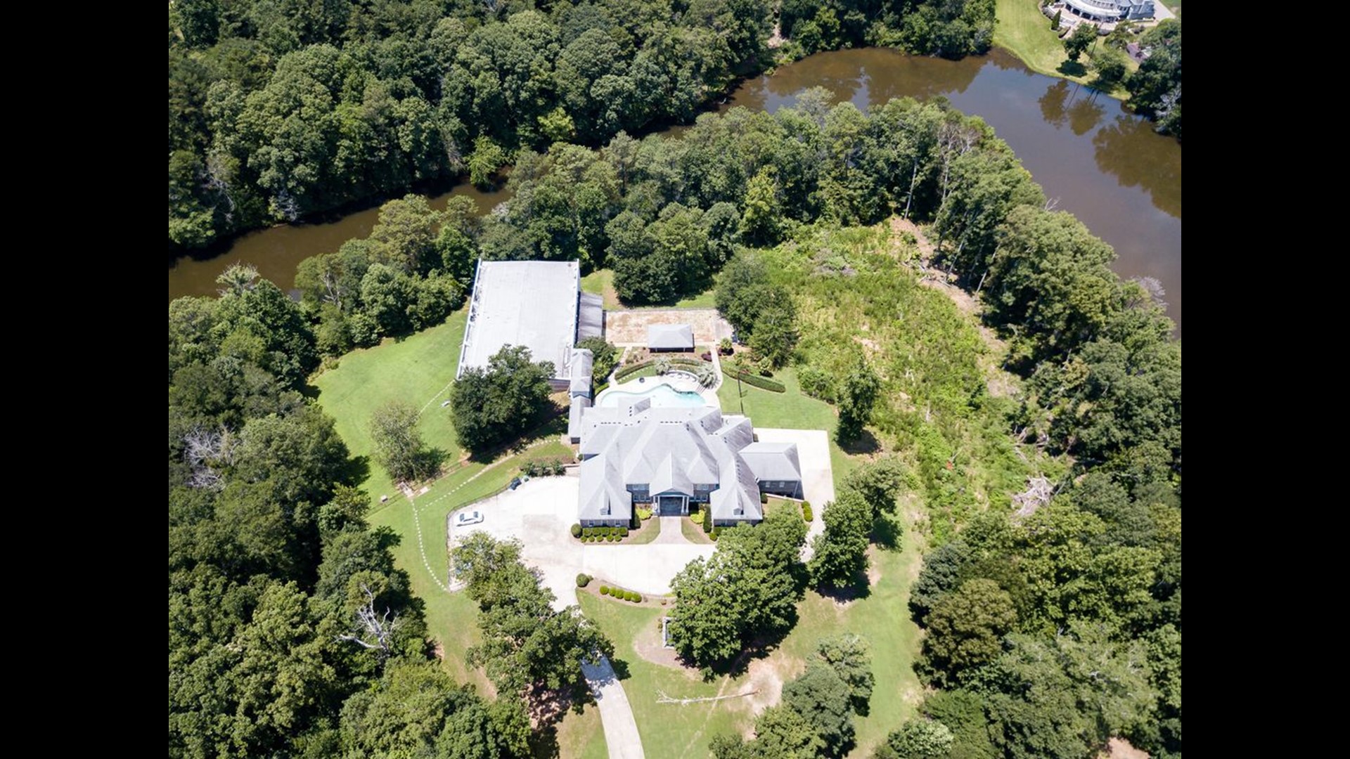 Jamie Foxx, R.Kelly used to live in this $1.9M DeKalb County mansion ...