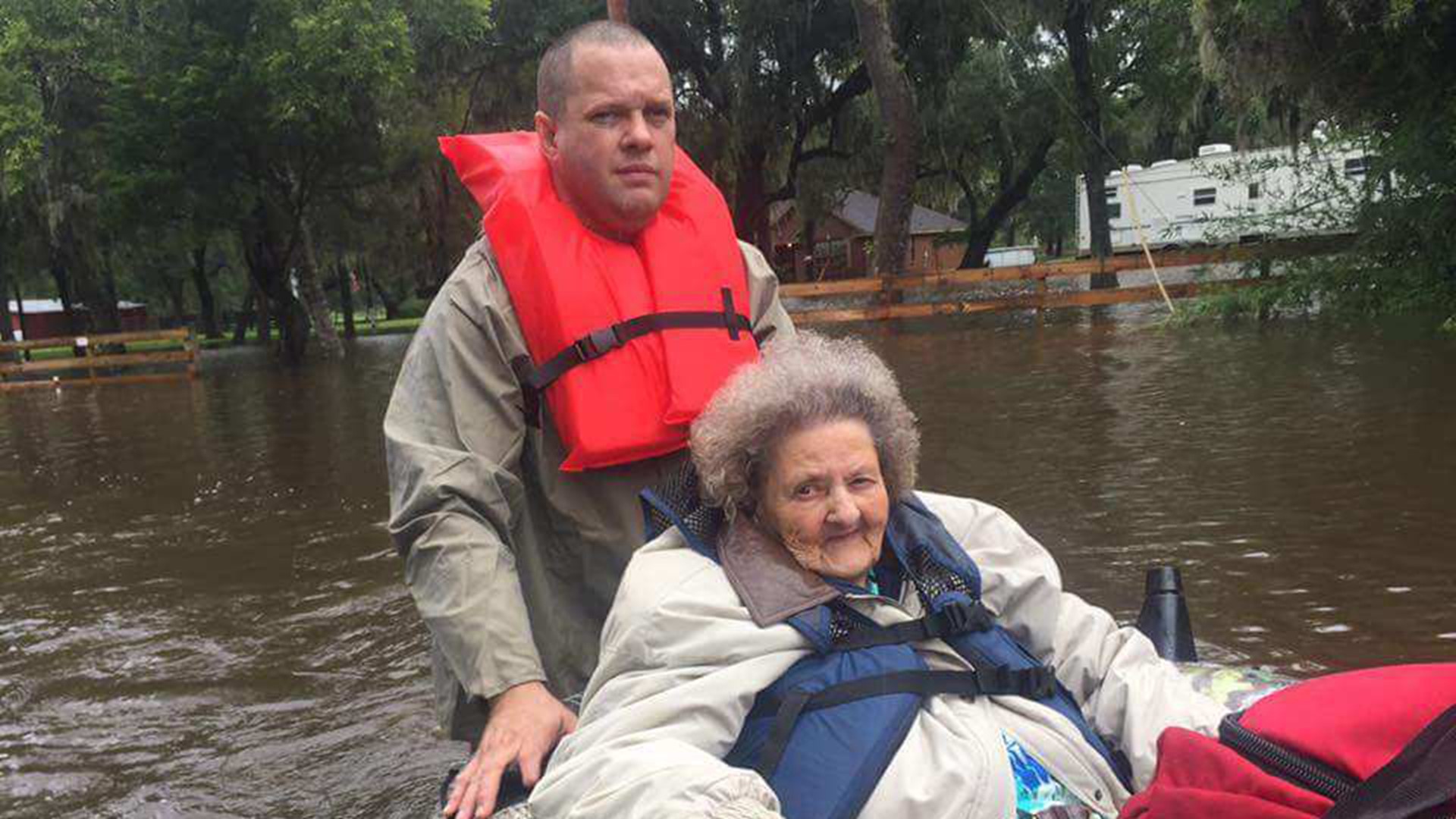 PHOTOS: Firefighters' gallantry caught on camera during flood rescue ...