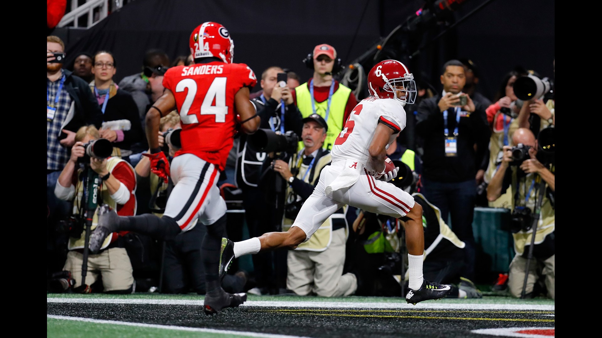 PHOTOS: Georgia Bulldogs vs. Alabama Crimson Tide | 11alive.com PHOTOS: Georgia Bulldogs vs. Alabama Crimson Tide | 11alive.com
