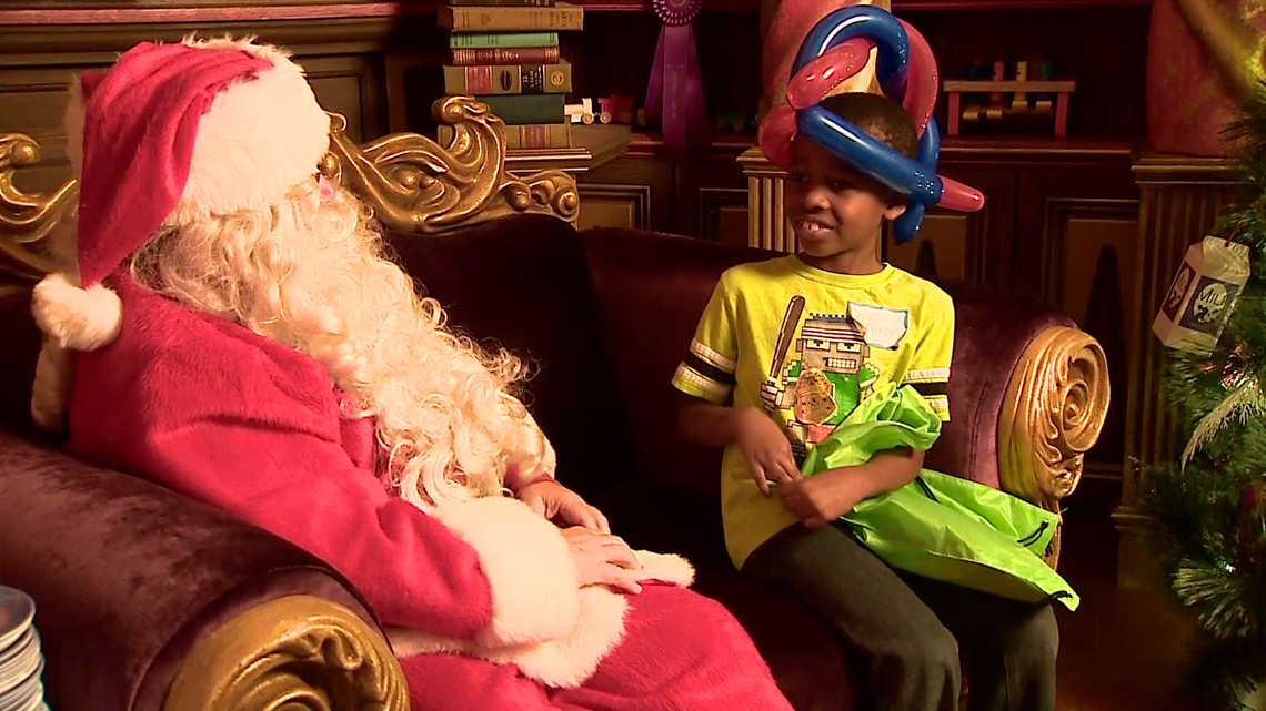 Signing Santa brings joy to deaf children | 11alive.com