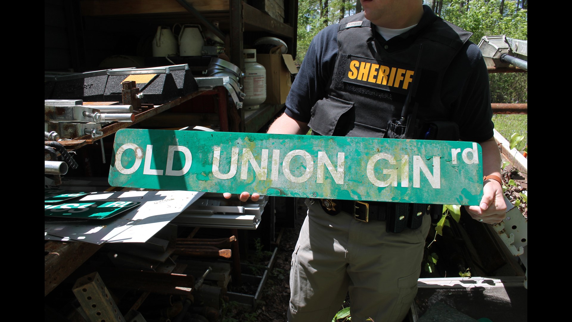 Man arrested for allegedly stealing 40+ road signs | 11alive.com